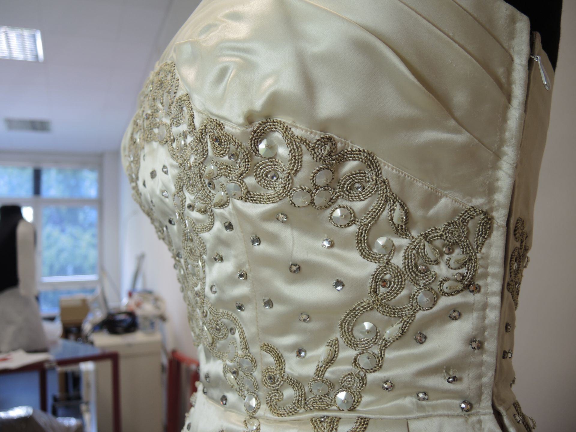 Sicherungsarbeiten am Abendkleid von Heinz Oestergaard, 1956/7 - Ernst ...